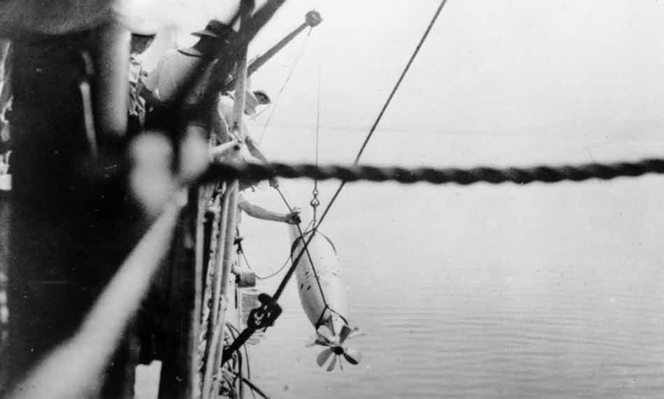 Hoisting a torpedo onto HMAS Torrens