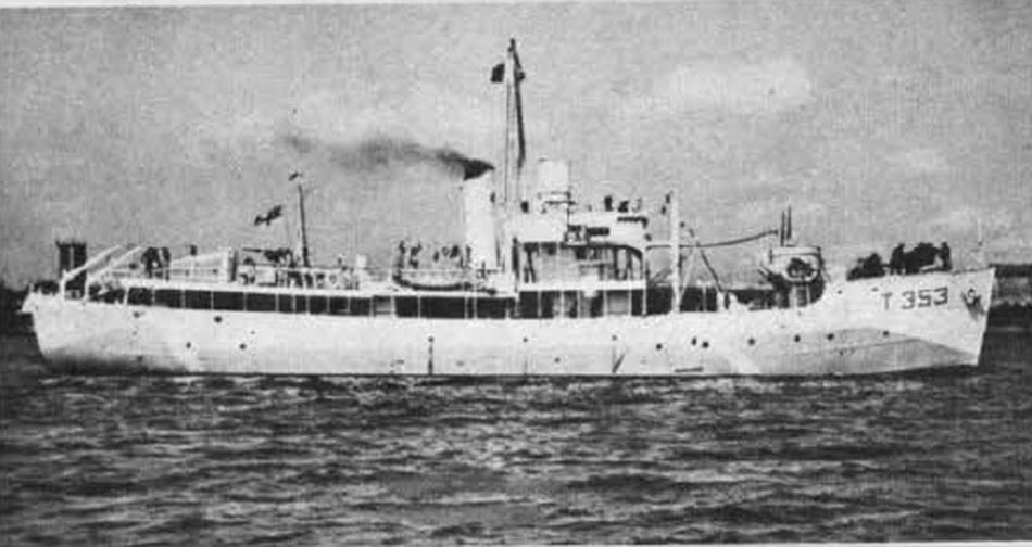 HMS Farne (T353) from the right