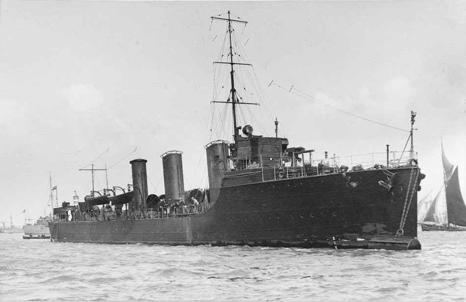 HMS Foxhound from the right